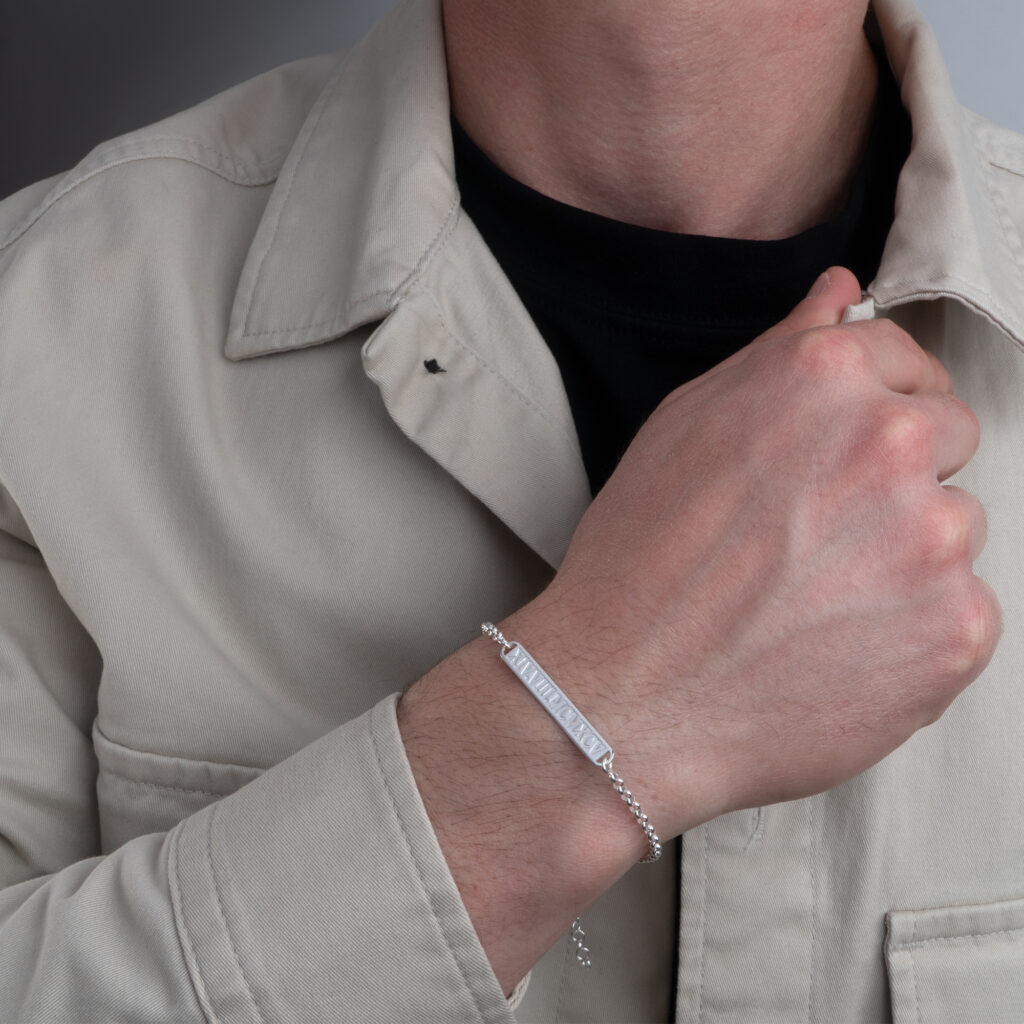 צמיד תאריך בספרות רומיות לגבר בחריטה אישית - Ari Jewelry
